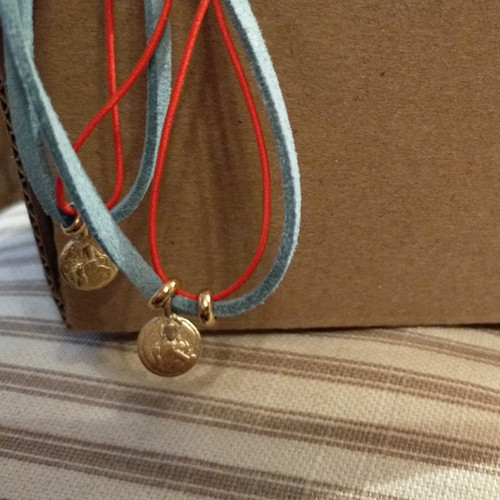 Collar escapulario dorado mini con doble cinta azul y rojo | TiendaVos