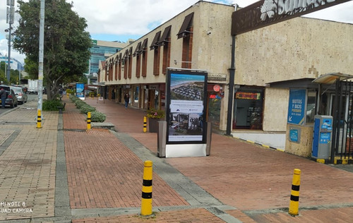 Mupi Centro Comercial Santa Barbara Drive Bogotá | Zarate Publicidad