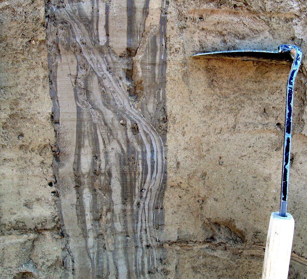 Sheeted Clastic Dikes in the Megaflood Region