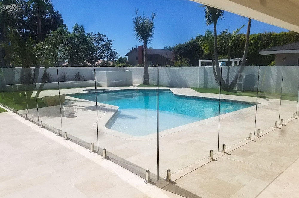 9 Benefits of Frameless Polycarbonate Fencing