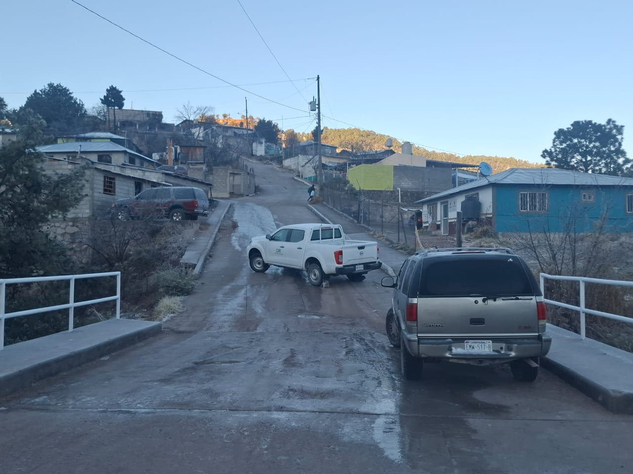 Autos varados en la cabecera municipal de Guadalupe y Calvo debido a ...