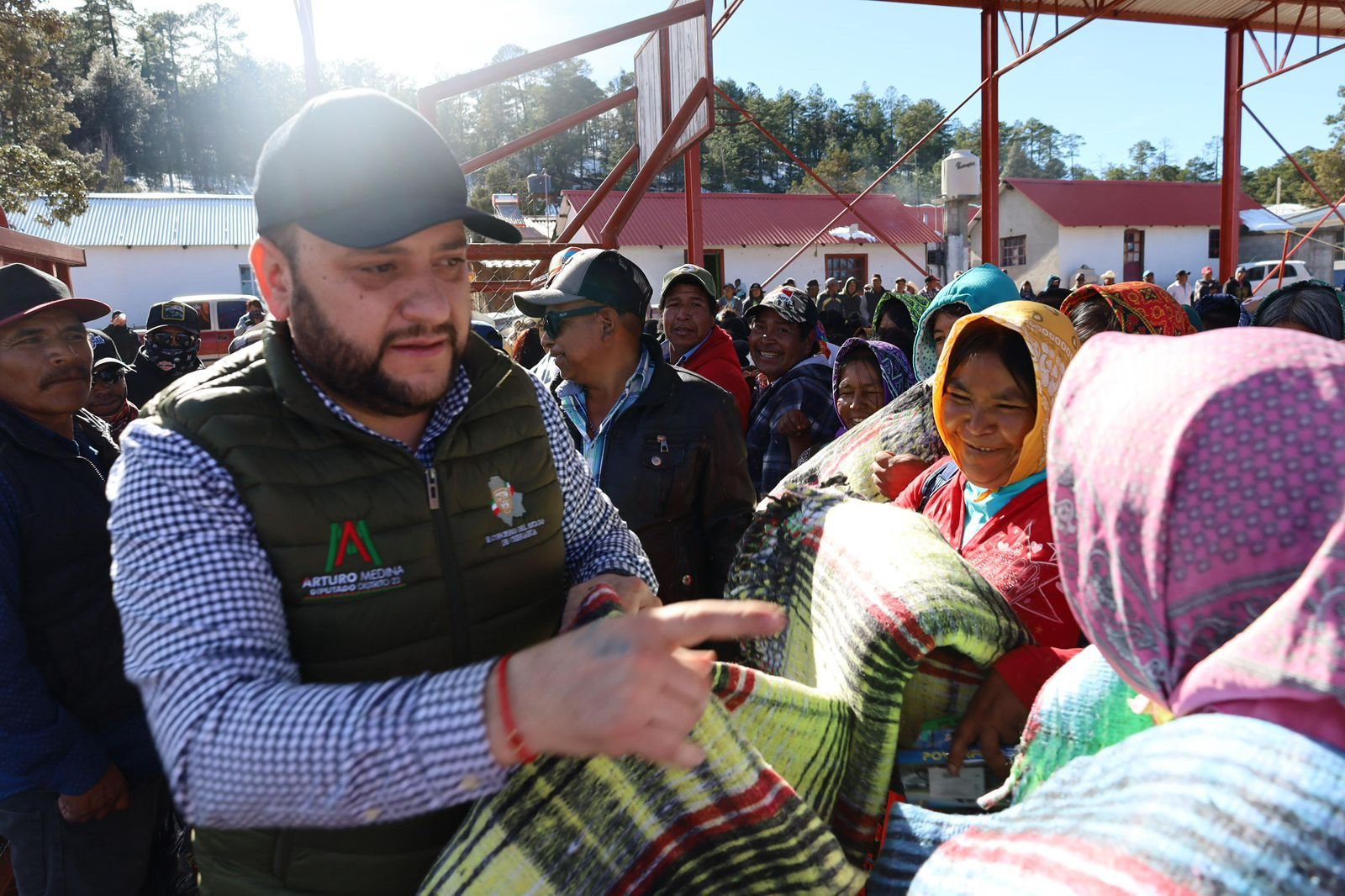 Continúa Arturo Medina con operativo por bajas temperaturas en la sierra