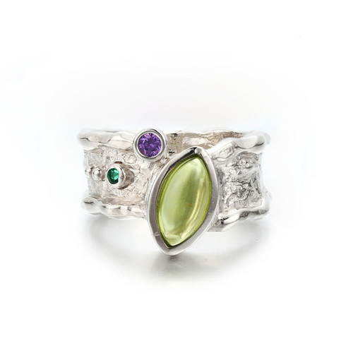 BELOVED BARK DETAIL SILVER RING WITH GREEN PERIDOT AND AMETHYST | perre
