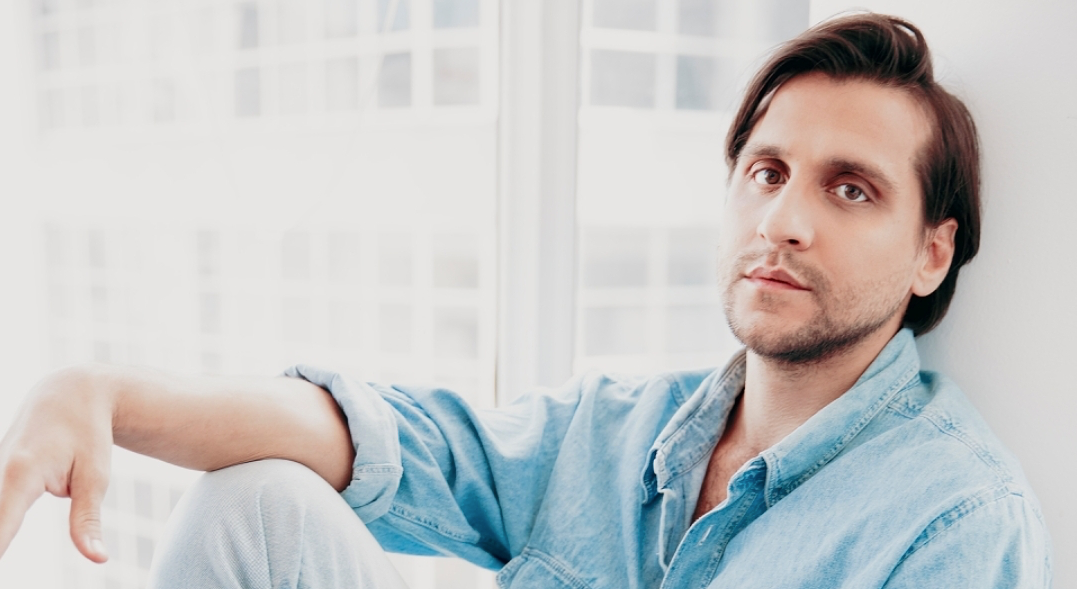 Com 15 anos de carreira, ator e roteirista Ricardo Burgos expande ...