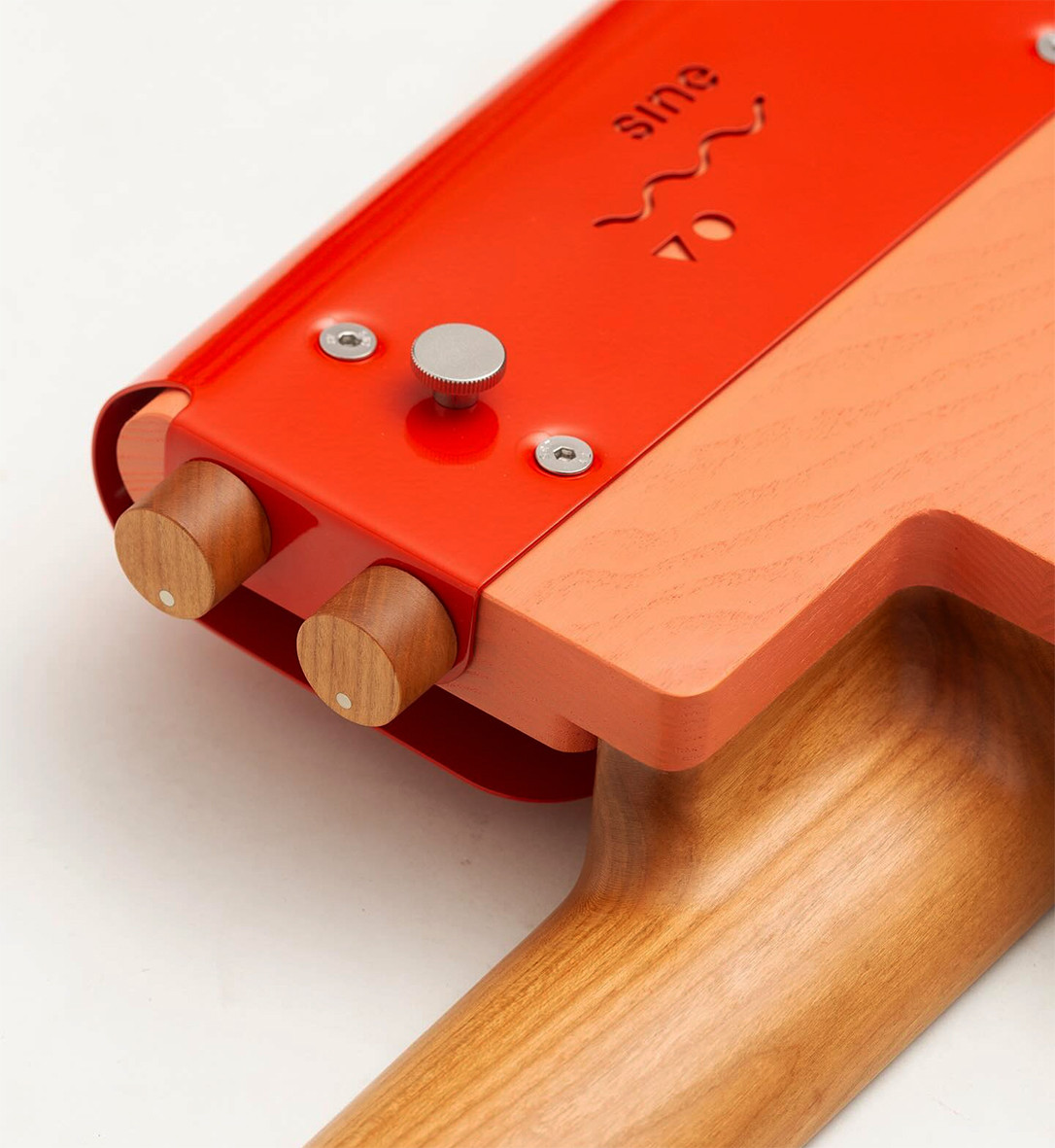 Guitarra elétrica Sine da Verso Instruments, possui dispositivo para ...