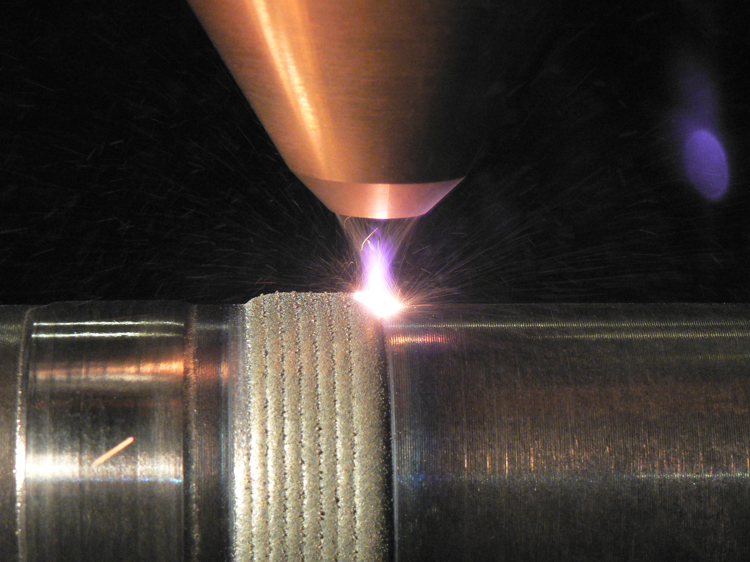 การเคลือบผิวโลหะด้วยเครื่อง Laser Cladding