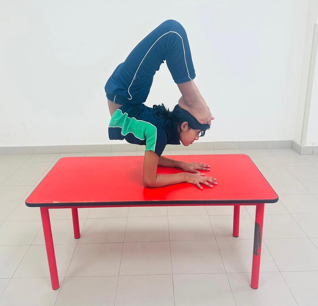Longest Time To Hold Scorpion Pose (Youngest Girl)-Wordl Record By ...