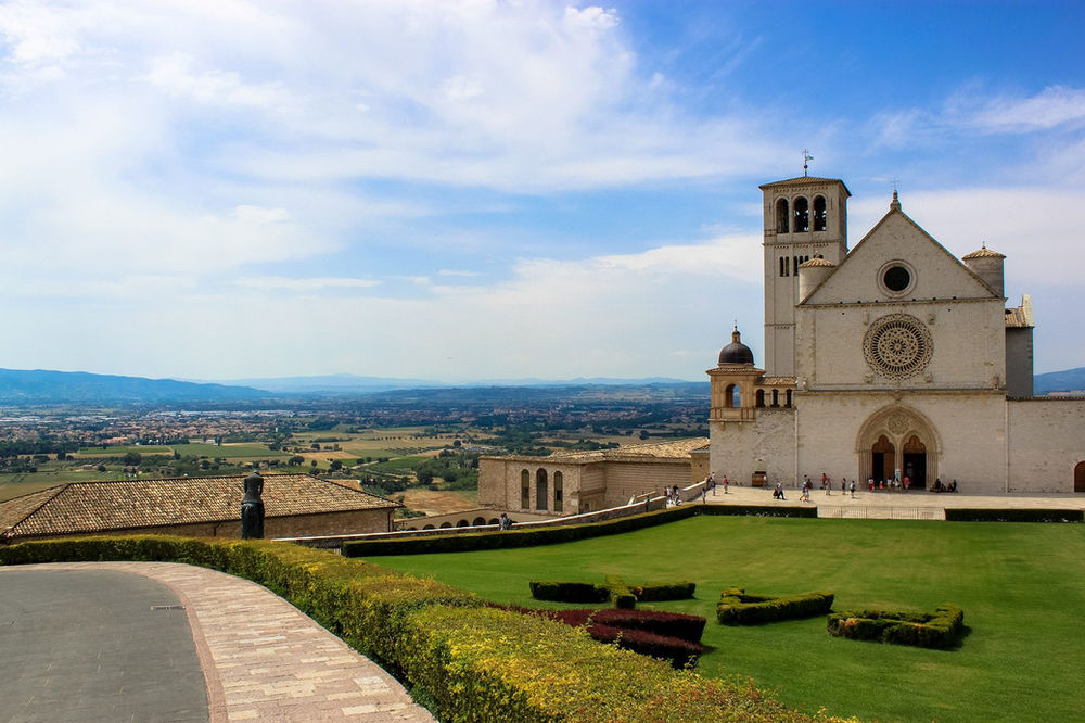 Guide To the Basilica of St. Francis of Assisi in Italy