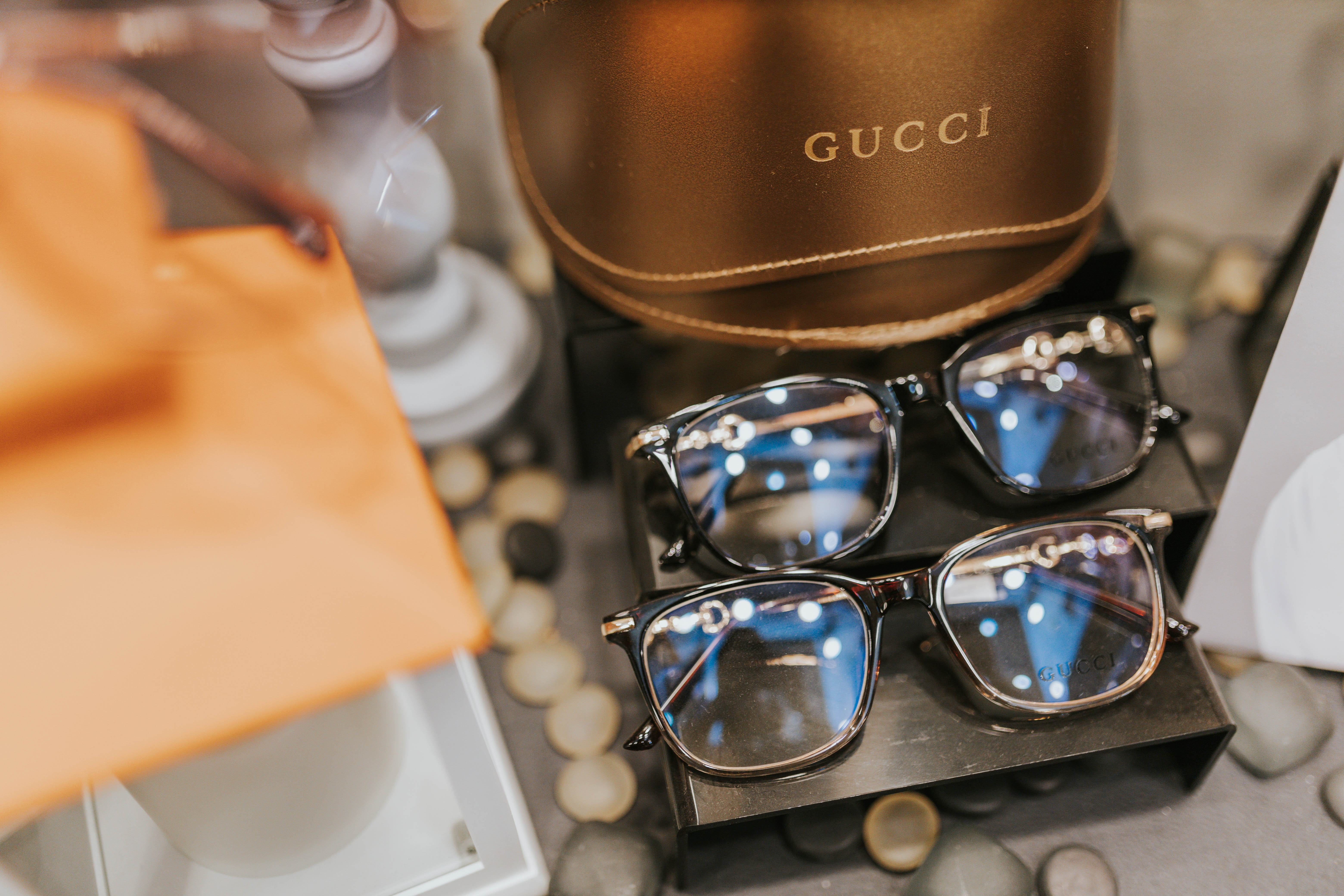 5 Pros and Cons of Buying Prescription Eyeglasses Online