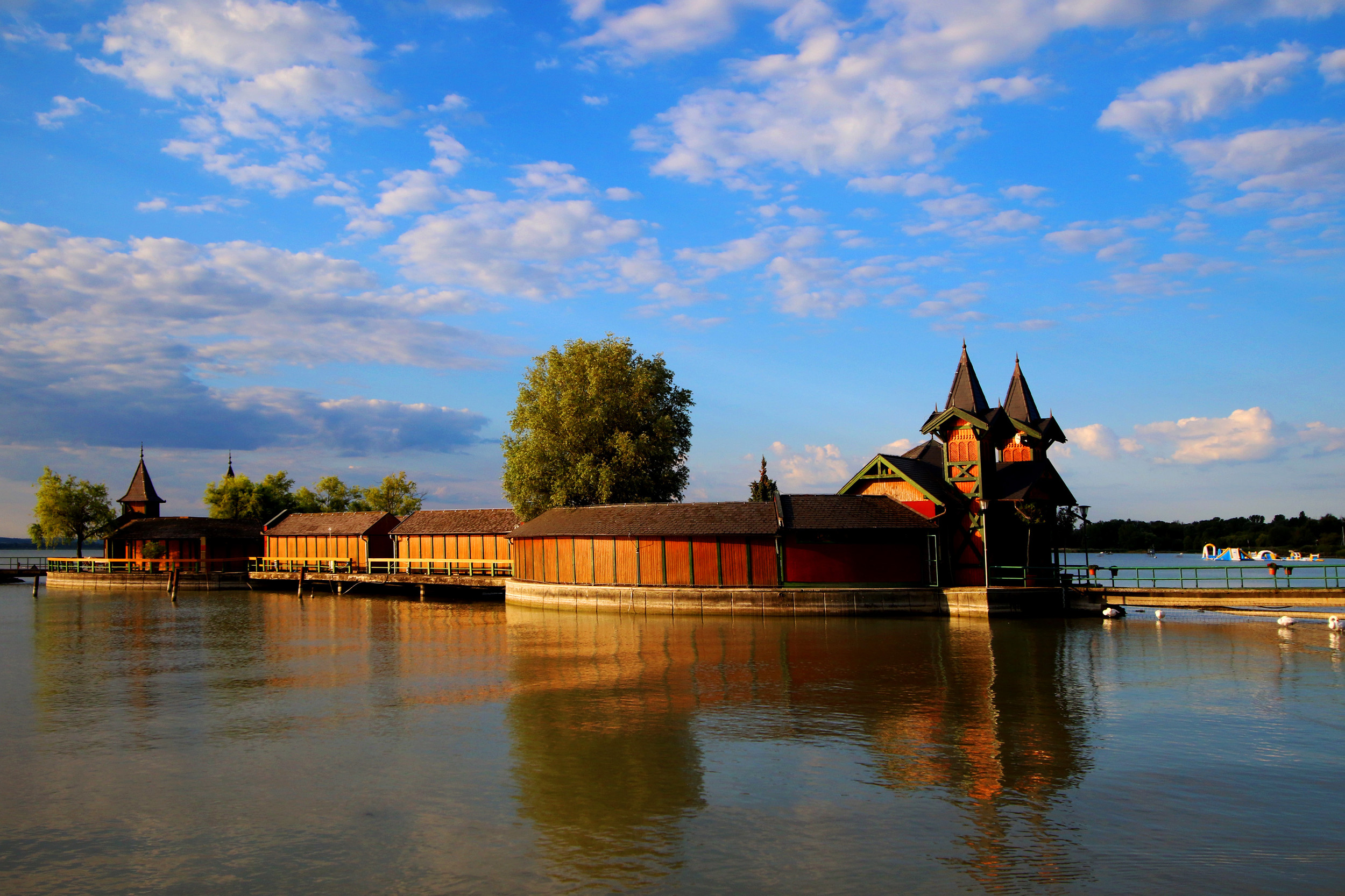 Sétálj velünk Keszthely Balaton partjának kora reggeli nyugalmában ...