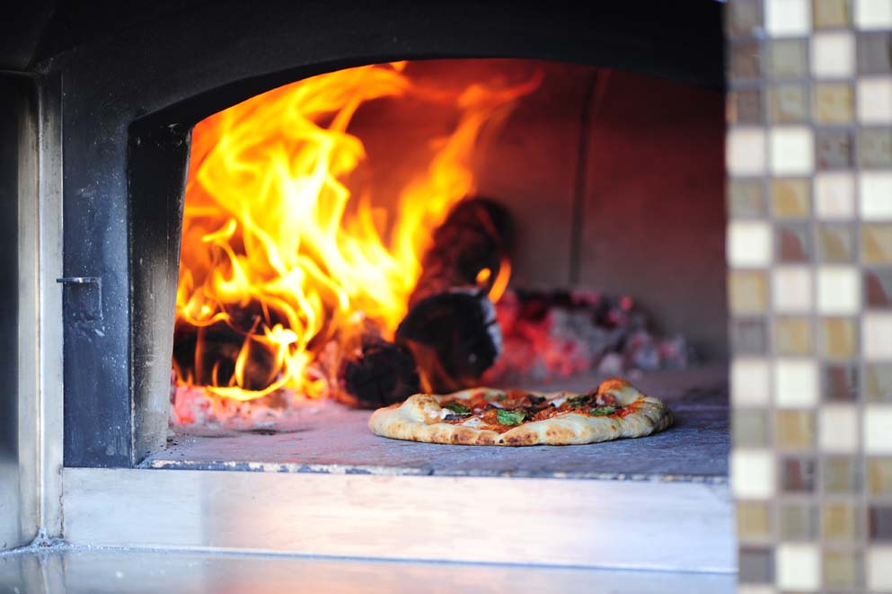 pizza 900 mobile wood fired pizza catering. wedding and event caterin