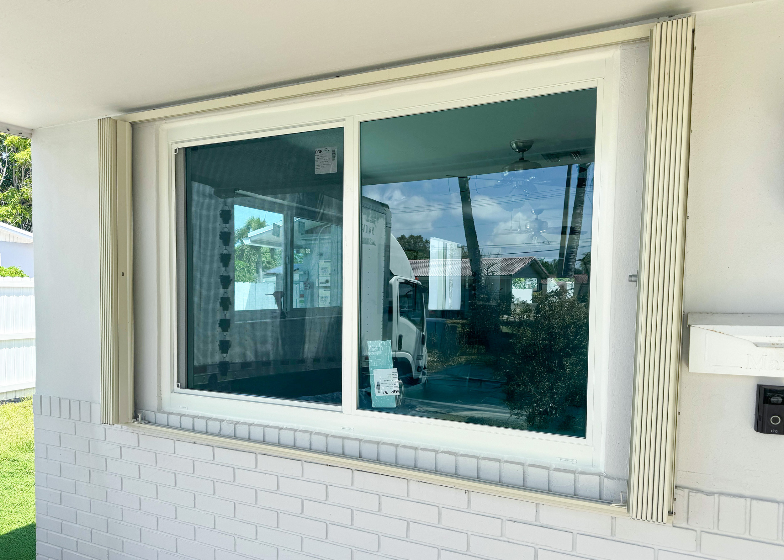Ventanas de alto impacto con vidrio azul en Miami, Florida