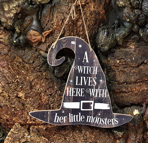 A witch lives here wooden sign | Fantasy Shop Chimera