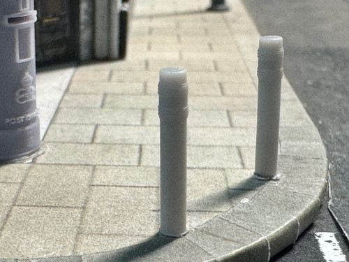N Gauge 1:148 - Bollards Pencil Style - Pack of 24 | Mac's Models
