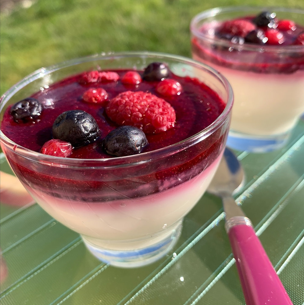 Panna cotta vanille et coulis de fruits rouges