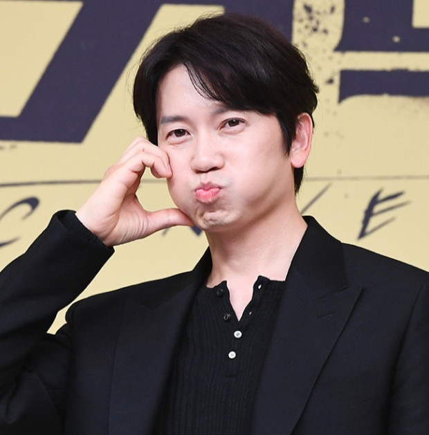 Top 10 fun facts about "Connection" star Ji Sung! [He has more in ...