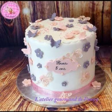 Gâteau Jeune Fille "Fleurs & Papillons" - 15 ou 20 parts | L'Atelier de ...