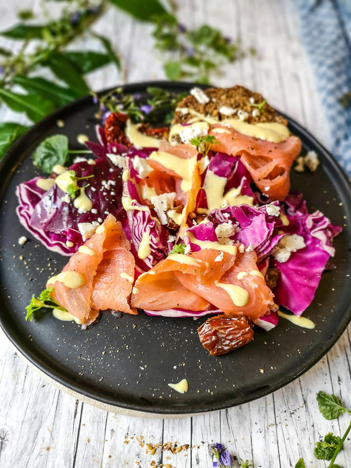 Rotkohl-Salat mit Lachs und Honig-Senf-Sauce