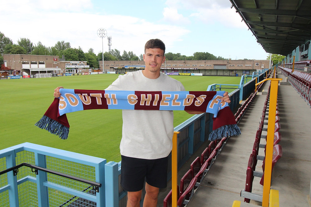 Defender Tom Broadbent signs for Mariners