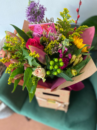 Bright boxed bouquet 🌸 | Philippasflowers