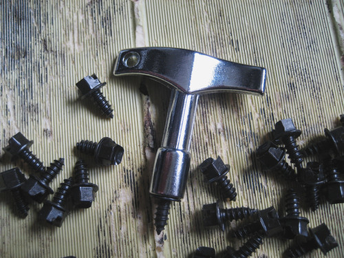 30 Kold Kutter Screws + T-Bar Screw Insertion Tool | waderbootscrews