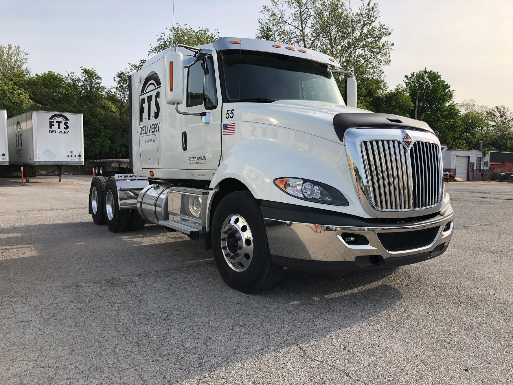 Hot Shot Flatbeds & Dock High Box Trucks | FTS Delivery