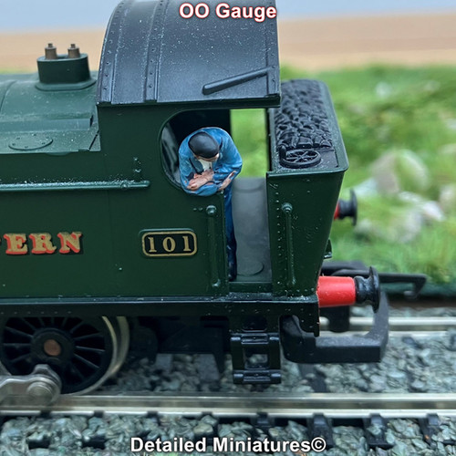OO Gauge Loco Crew Leaning OO 008 | Detailed Miniatures