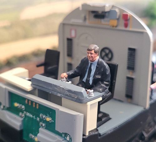 DM589 Seated Diesel/DMU/EMU Driver | Detailed Miniatures