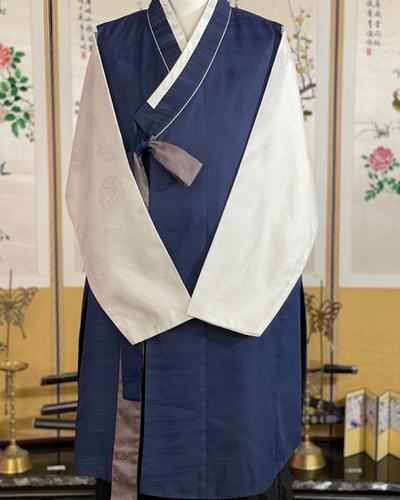 Traditional Two-Tone Hanbok with Knot Detail | Daehan Hanbok.online