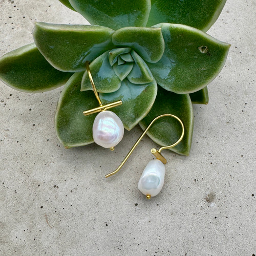 Gold Pearl Whisper Earrings | Oh la la Silver