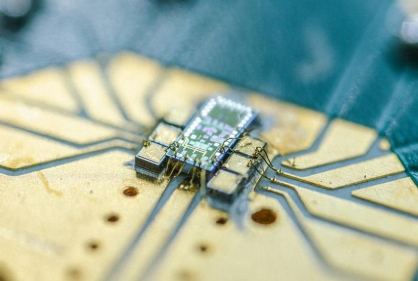 University of Bristol researchers develop world’s smallest quantum ...