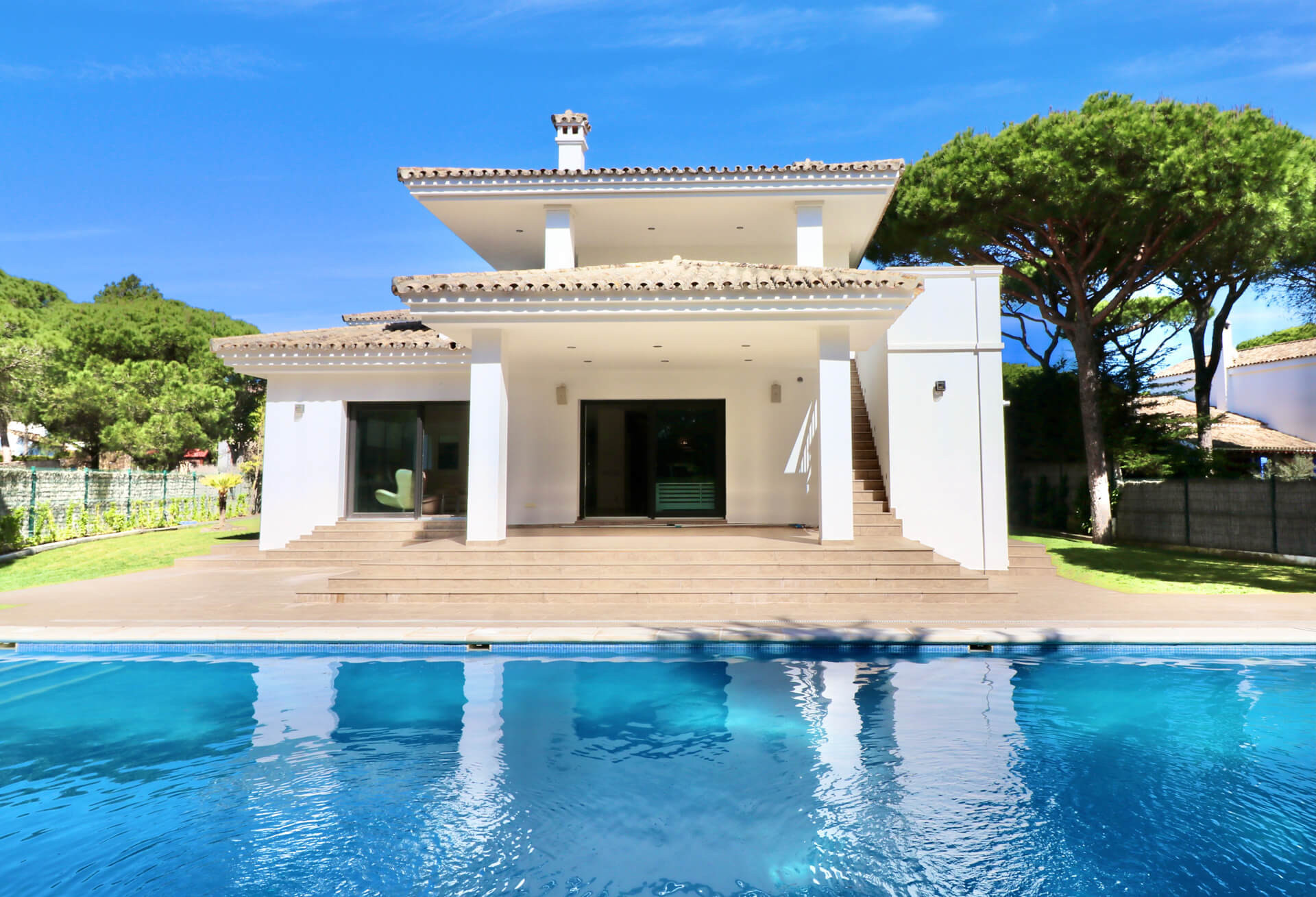 Gran chalet moderno con piscina con calefacción por suelo radiante y ...