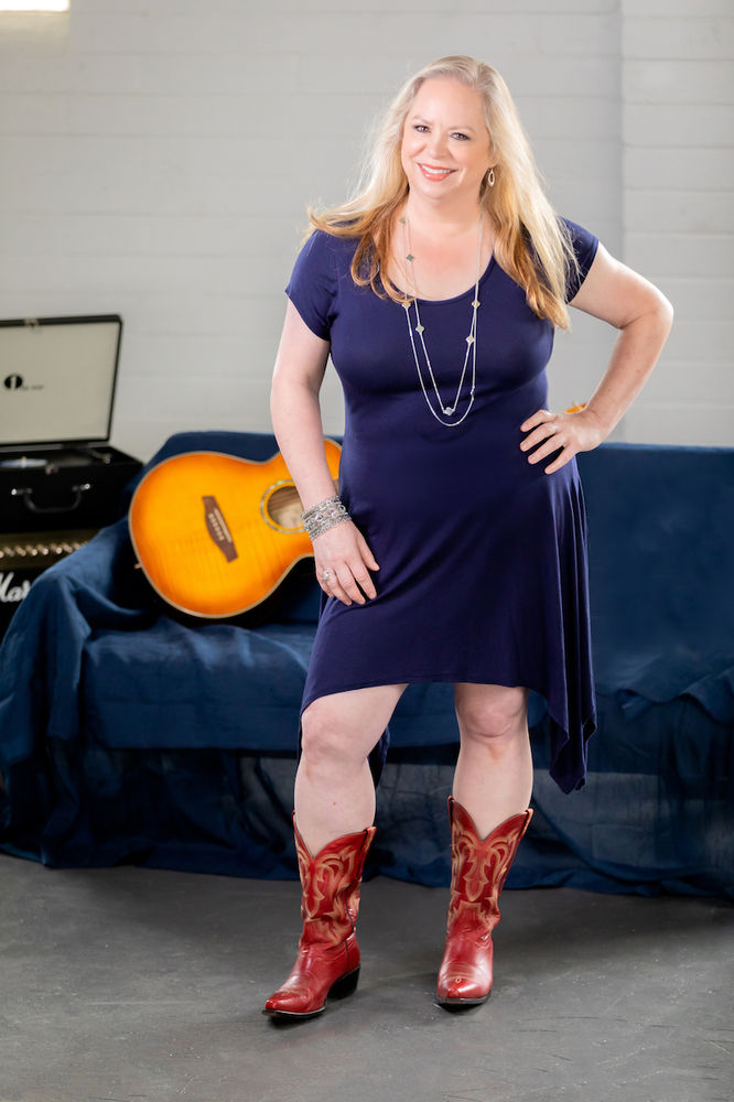 Debbie Hennessey Delivers Uplifting New Single “True Me”