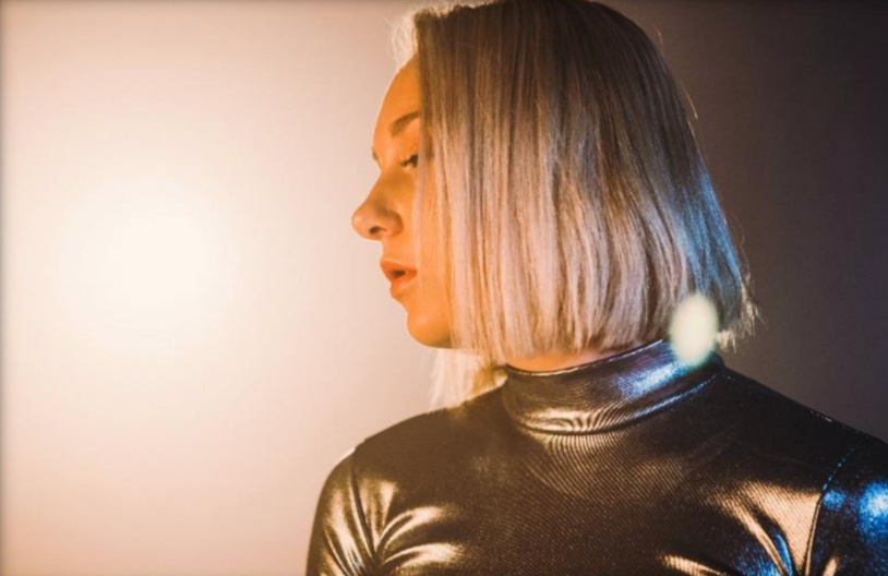 Anna Cole Releases Her High Energy Bilingual Single “Boom Boom Bang”