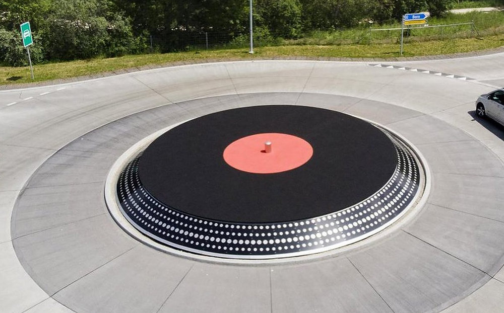 Un rond-point en forme de platine vinyle en Suisse
