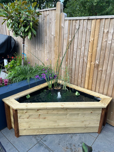Corner Pond with Integrated Seat Top 120x120x54h cm | Dad's Crafts
