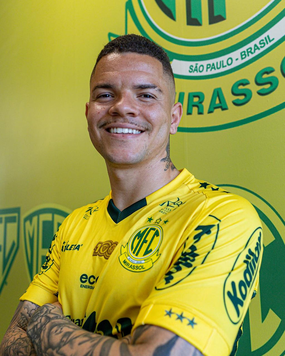 O atacante de 26 anos chega pra reforçar o setor ofensivo da equipe pra ...