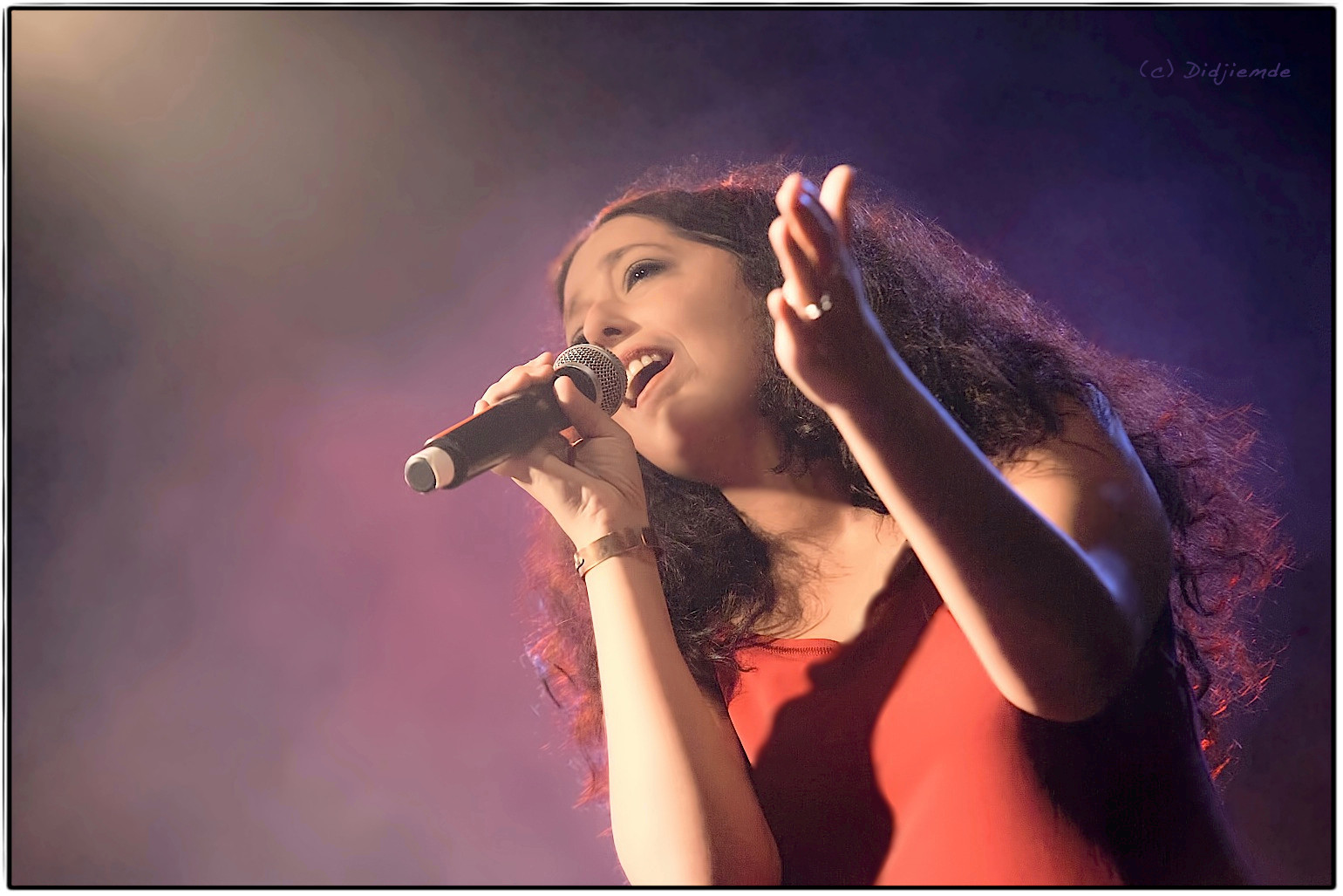 Constanza Guzman | chanteuse de musique latinoaméricaine | Belgique