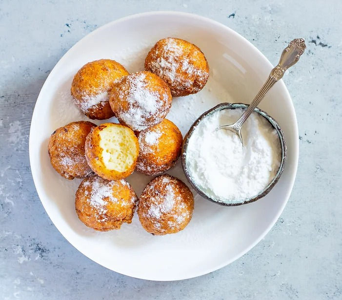 Iškylos krepšelis: sumuštiniai, dešrainiai ir spurgos VMGonline