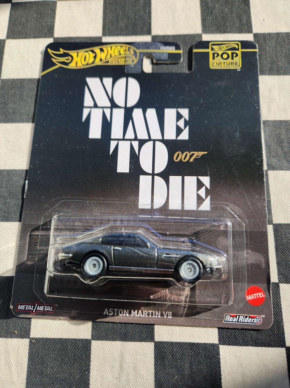 Hot Wheels Premium James Bond Aston Martin V8 Grey | kustomkollector