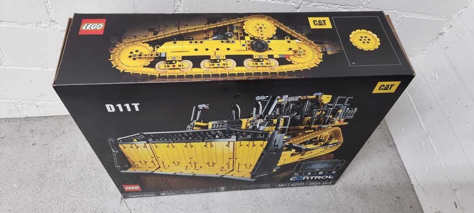 LEGO Technic CAT D11T Bulldozer: First Look