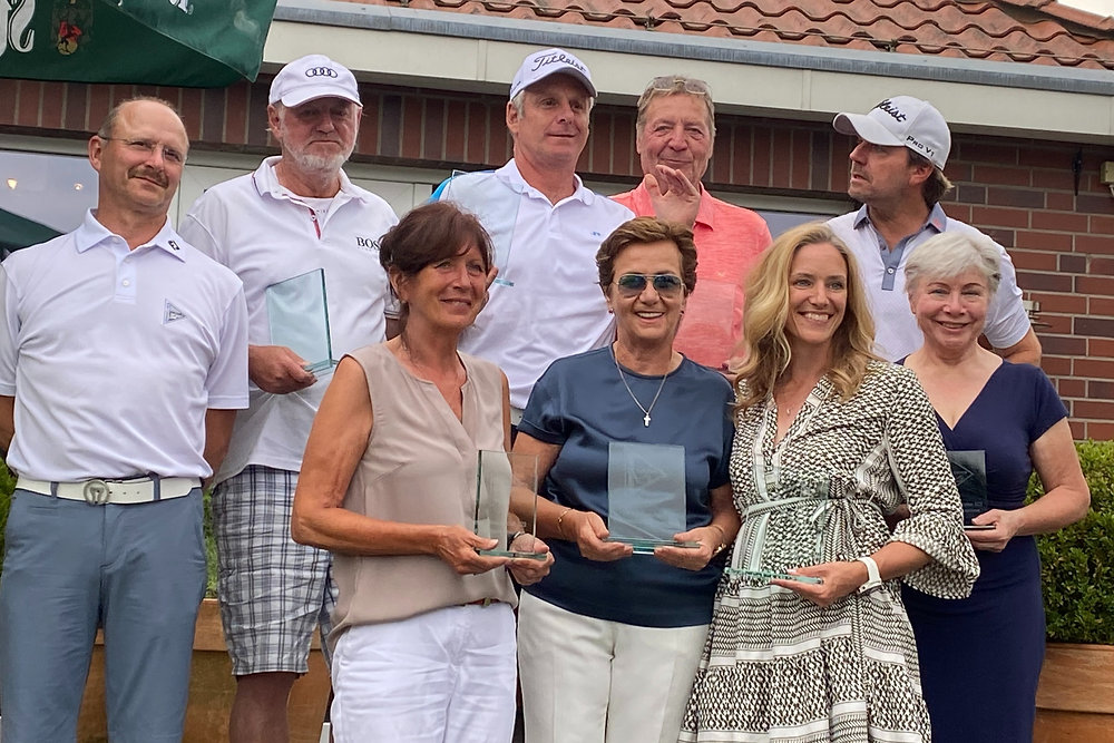 Philipp Blasshofer spielt ein Hole-in- One an der Bahn 5