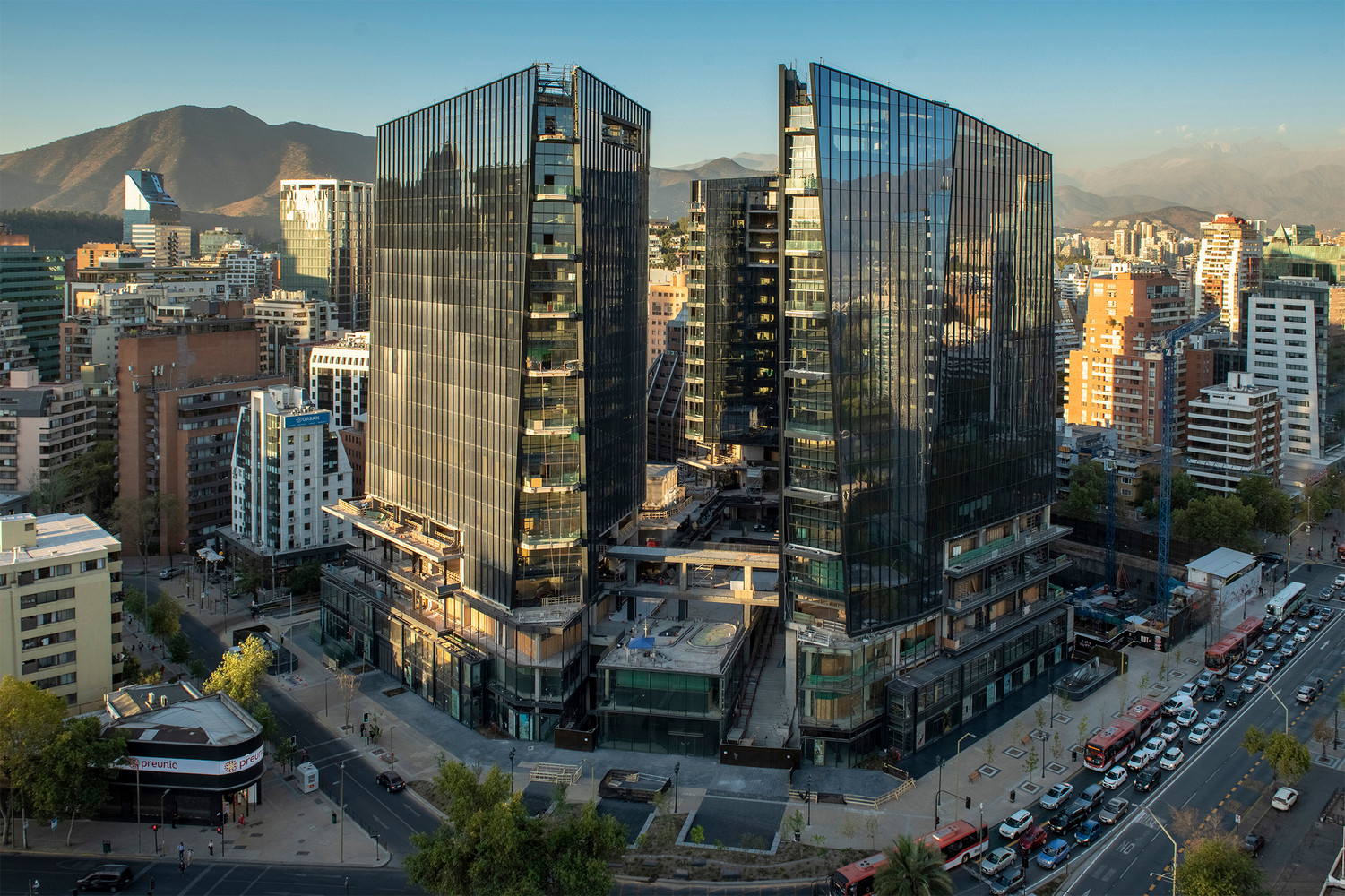 Pasado y Futuro en el núcleo del MUT Mercado Urbano de Tobalaba en Chile