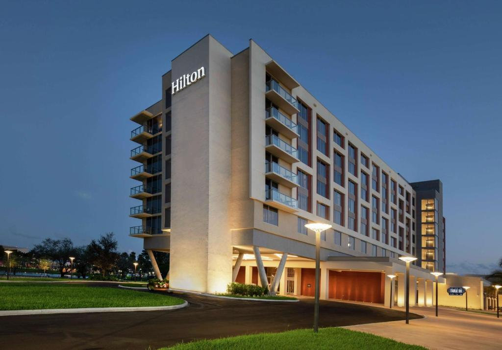 Car Service | Hilton Miami Dadeland | TUXEDO