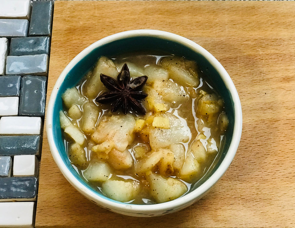 Pear, ginger & cardamom compote I Elise Rousse