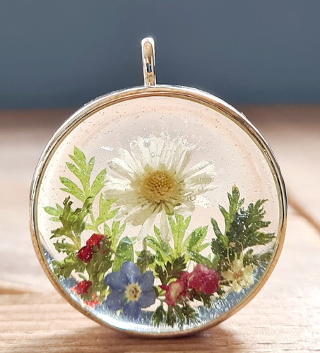 Medaillon Lovely Daisy | In A Magic Foresthttps://static.wixstatic.com ...