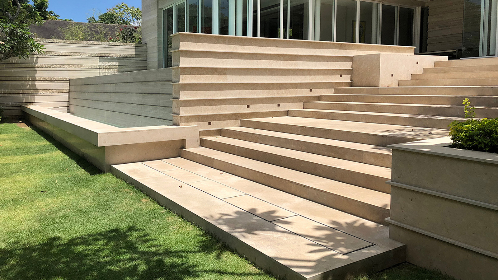 Fullscreen Page | DM Design Studio