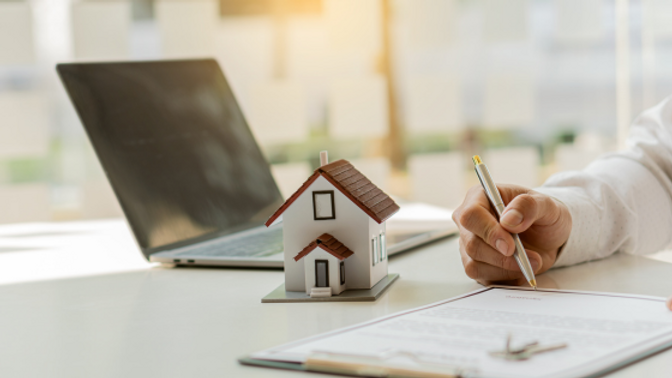 Difference between a real estate broker and agent