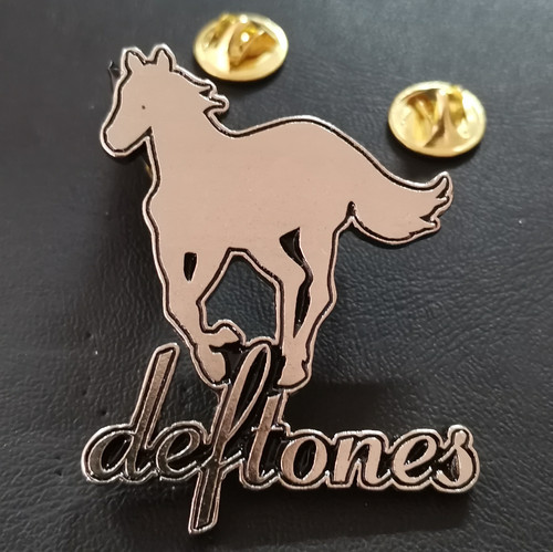 DEFTONES - White Pony METAL PIN | black-wings