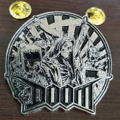 DOOM - Death beetween weapons METAL PIN | black-wings